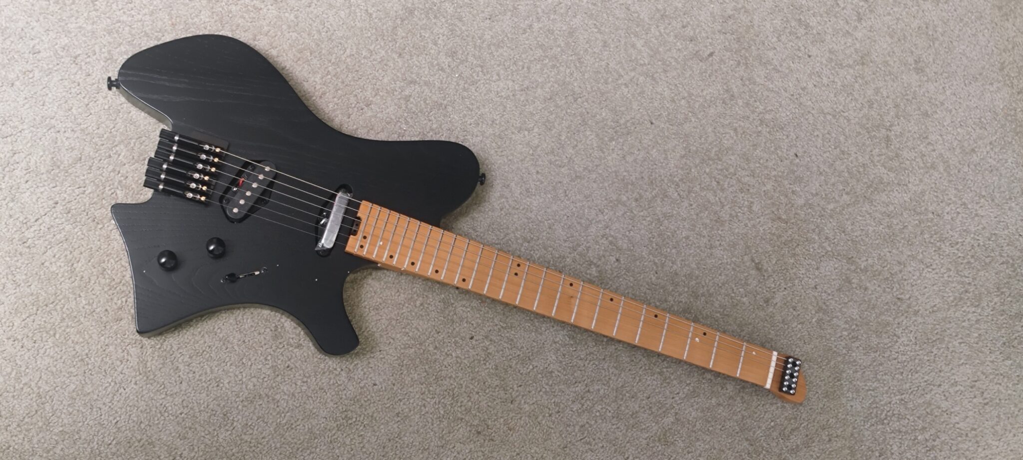 HEADLESS GUITAR, ROASTED MAPLE, ASH BODY. BLACK, TELE PICKUPS - Mr ...